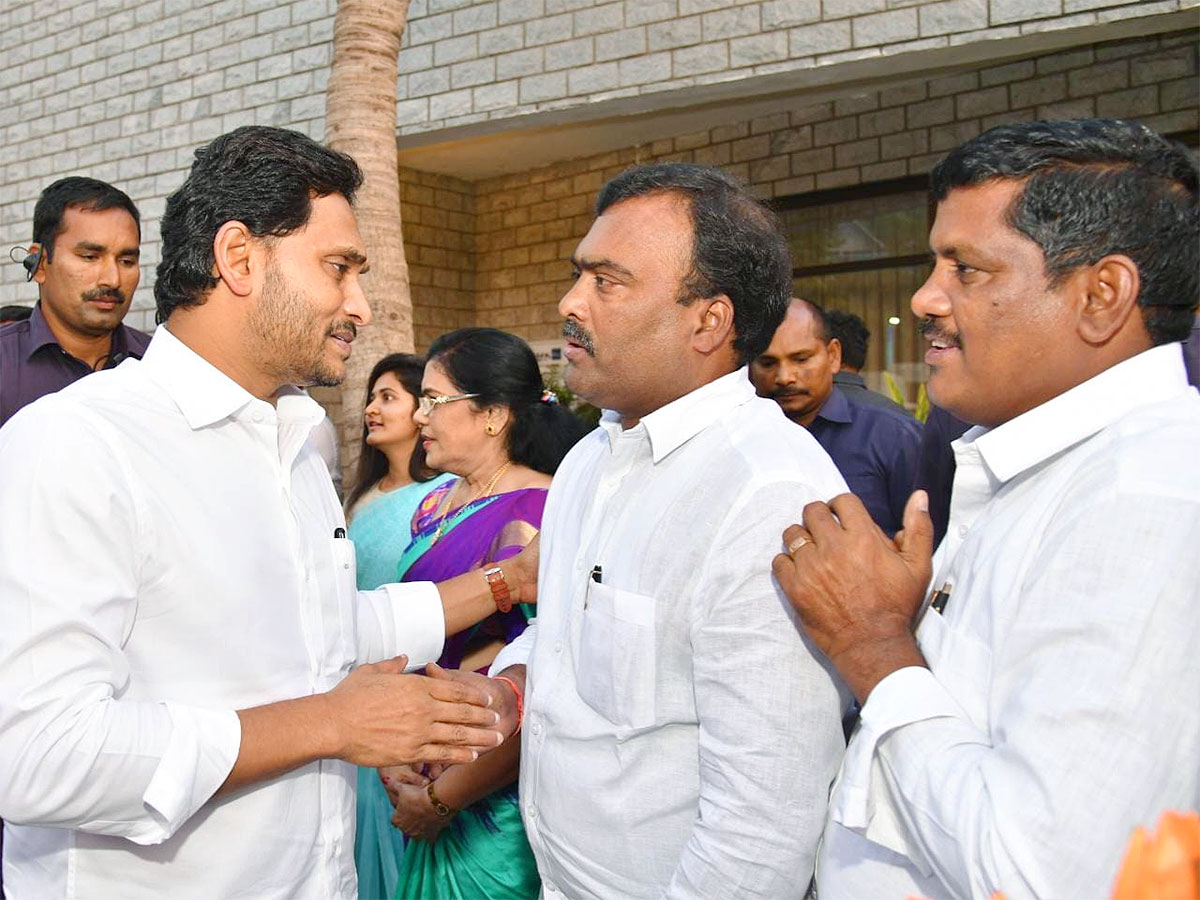 Grand Welcome to CM YS Jagan in Visakhapatnam Photos - Sakshi